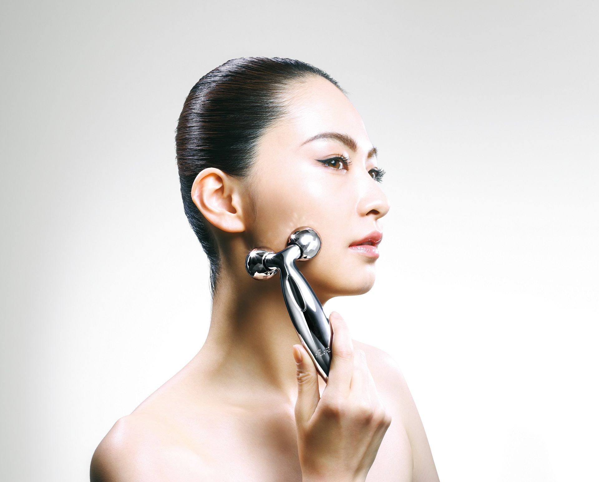 Plane-Friendly Beauty Products For Holiday Jetsetters