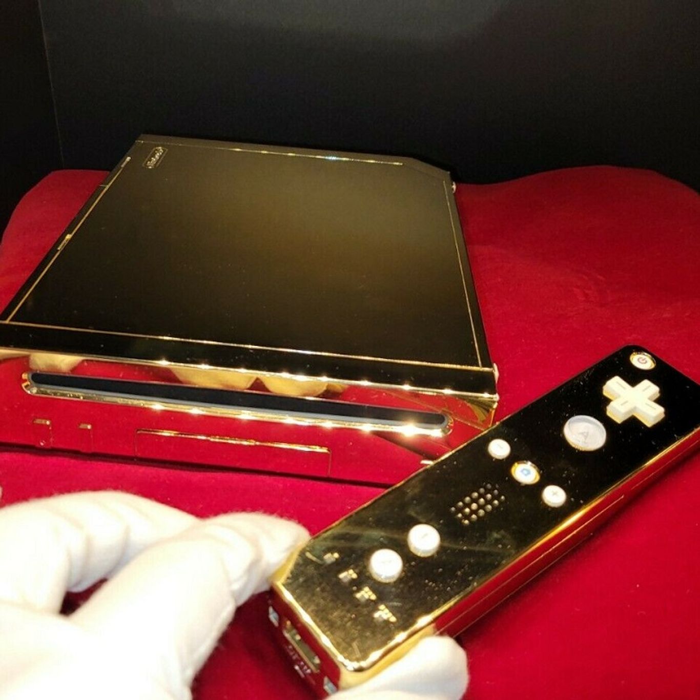 Gold-Plated Nintendo Wii Made for Queen Elizabeth II up for Auction