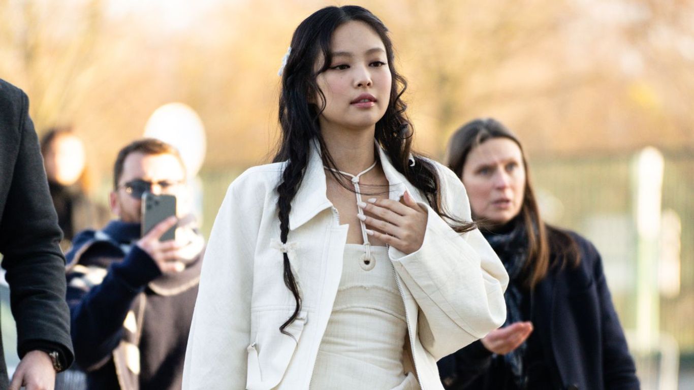 A Step-by-Step Guide to Blackpink Star Jennie's Signature Makeup Look