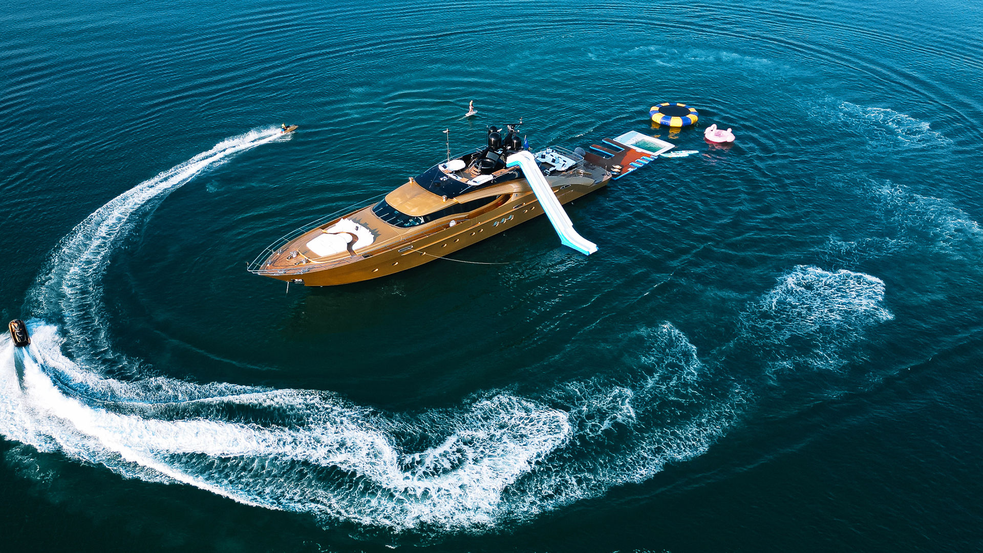 The World's Most Extravagant Luxury Houseboats and Floating Homes