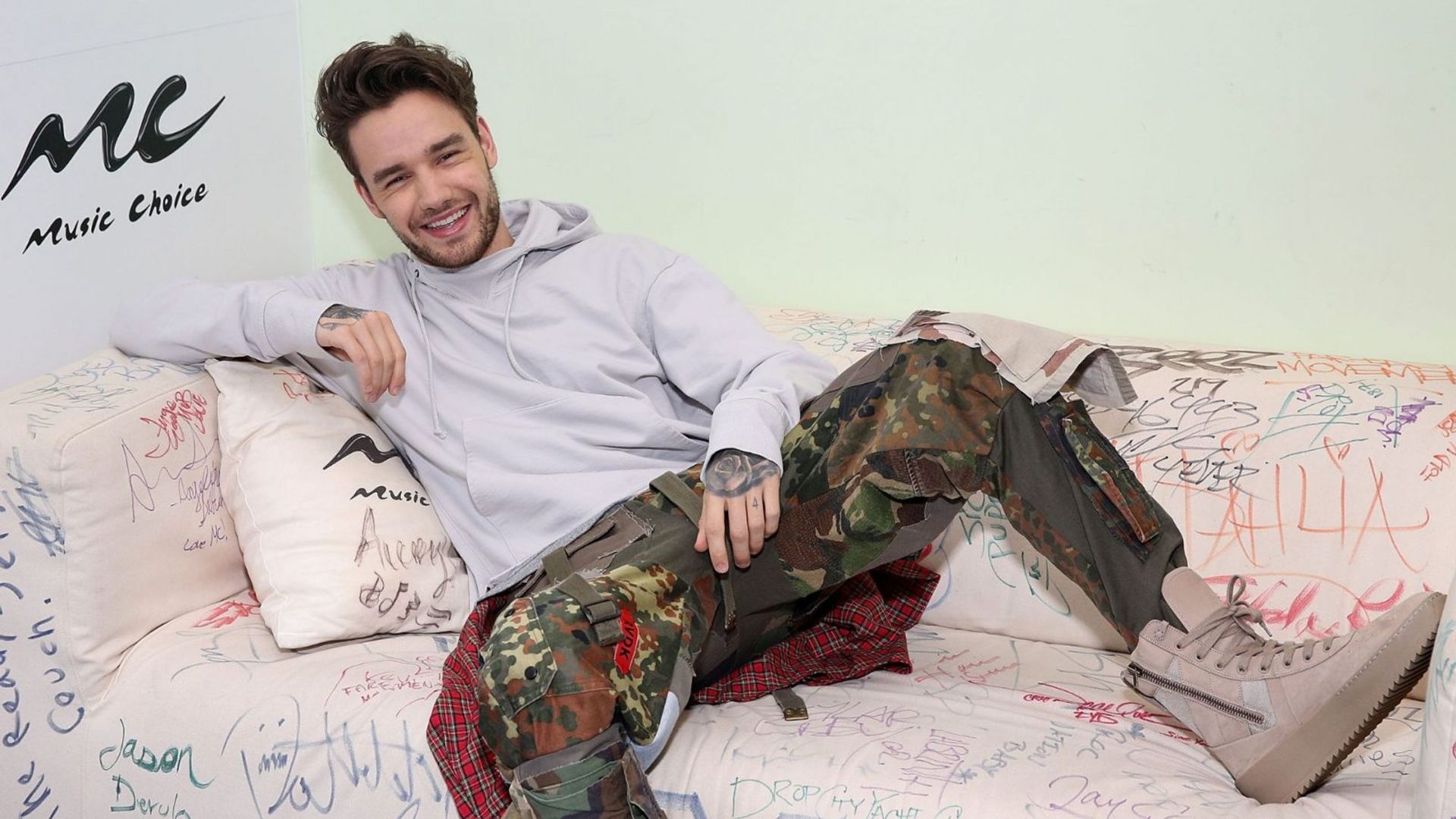 Celebrities Pay Tribute to Late One Direction Star Liam Payne ...