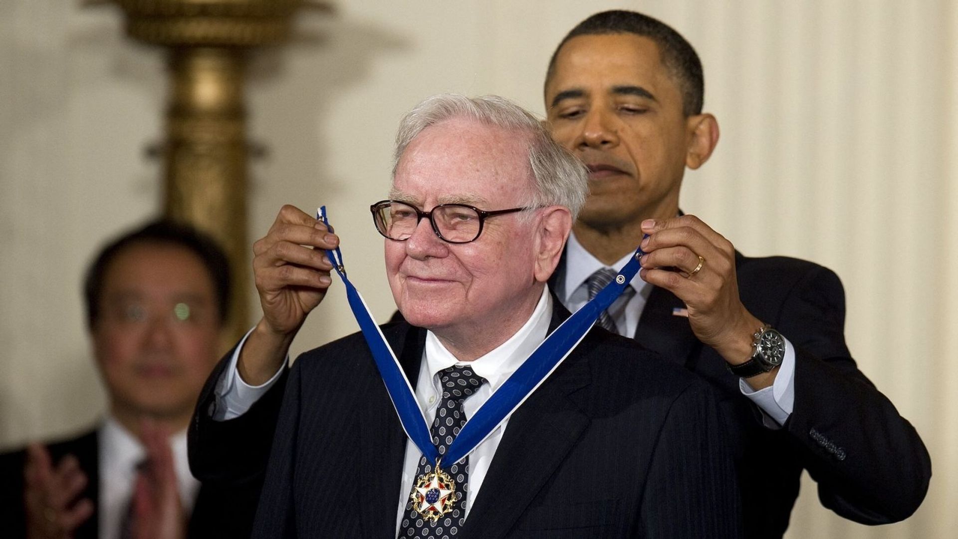 Who Is Warren Buffett, the Billionaire Stepping Down From Berkshire ...