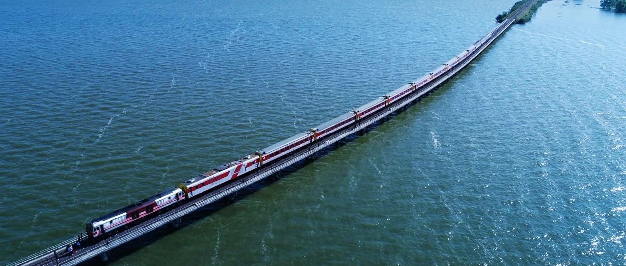 Take a Ride on Thailand’s Iconic ‘Floating Train’ – PrestigeOnline Hong ...