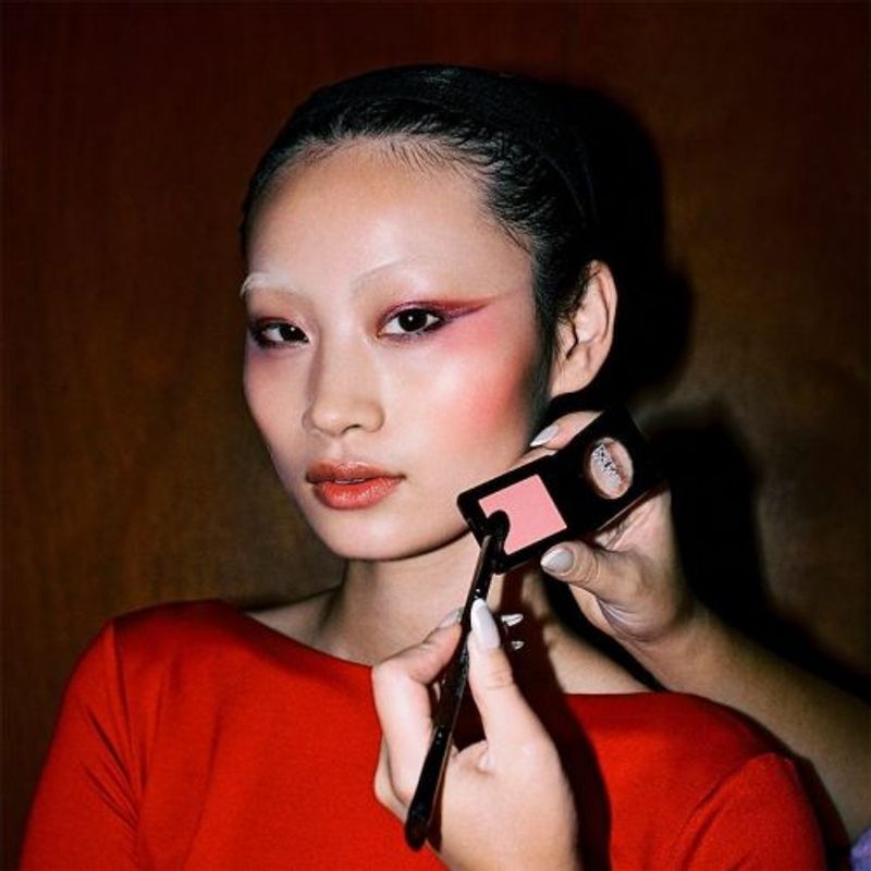 A Step-by-Step Guide to Blackpink Star Jennie's Signature Makeup Look