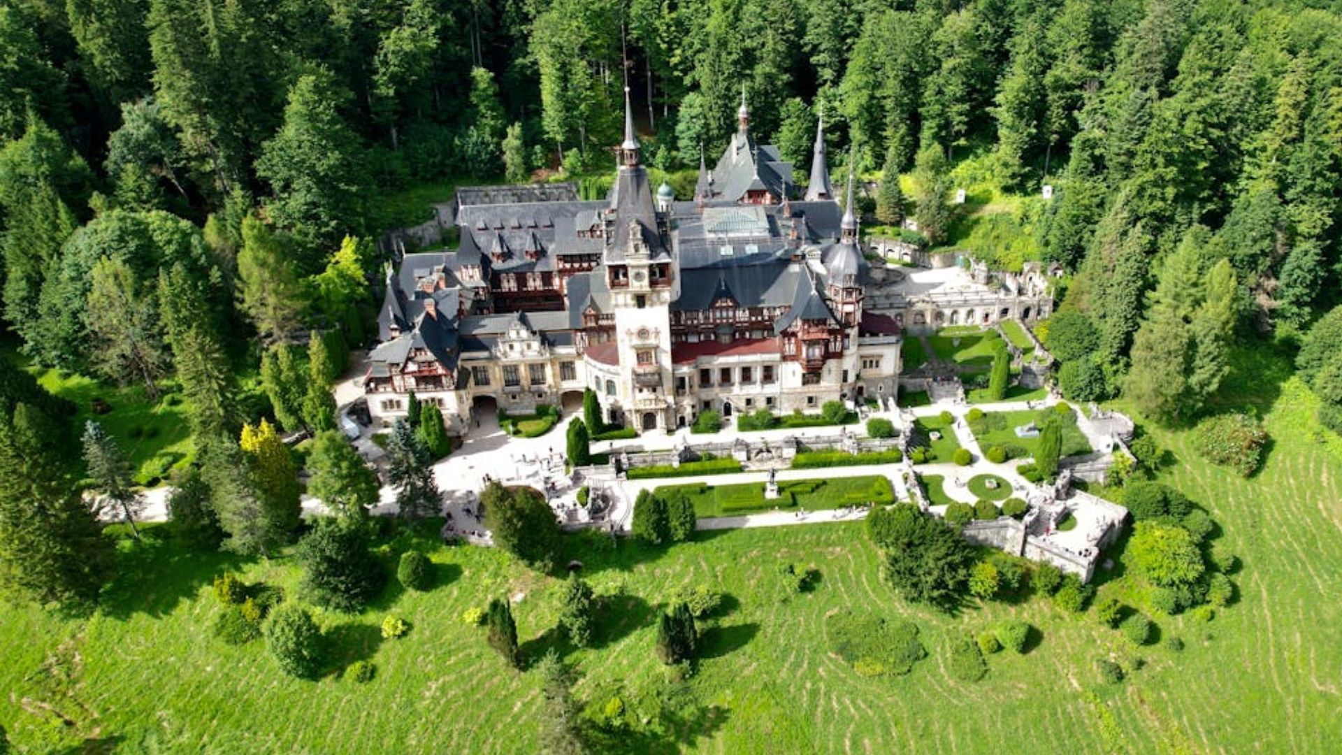 Iconic Castles You'll Recognise from Your Favourite Christmas Movies ...