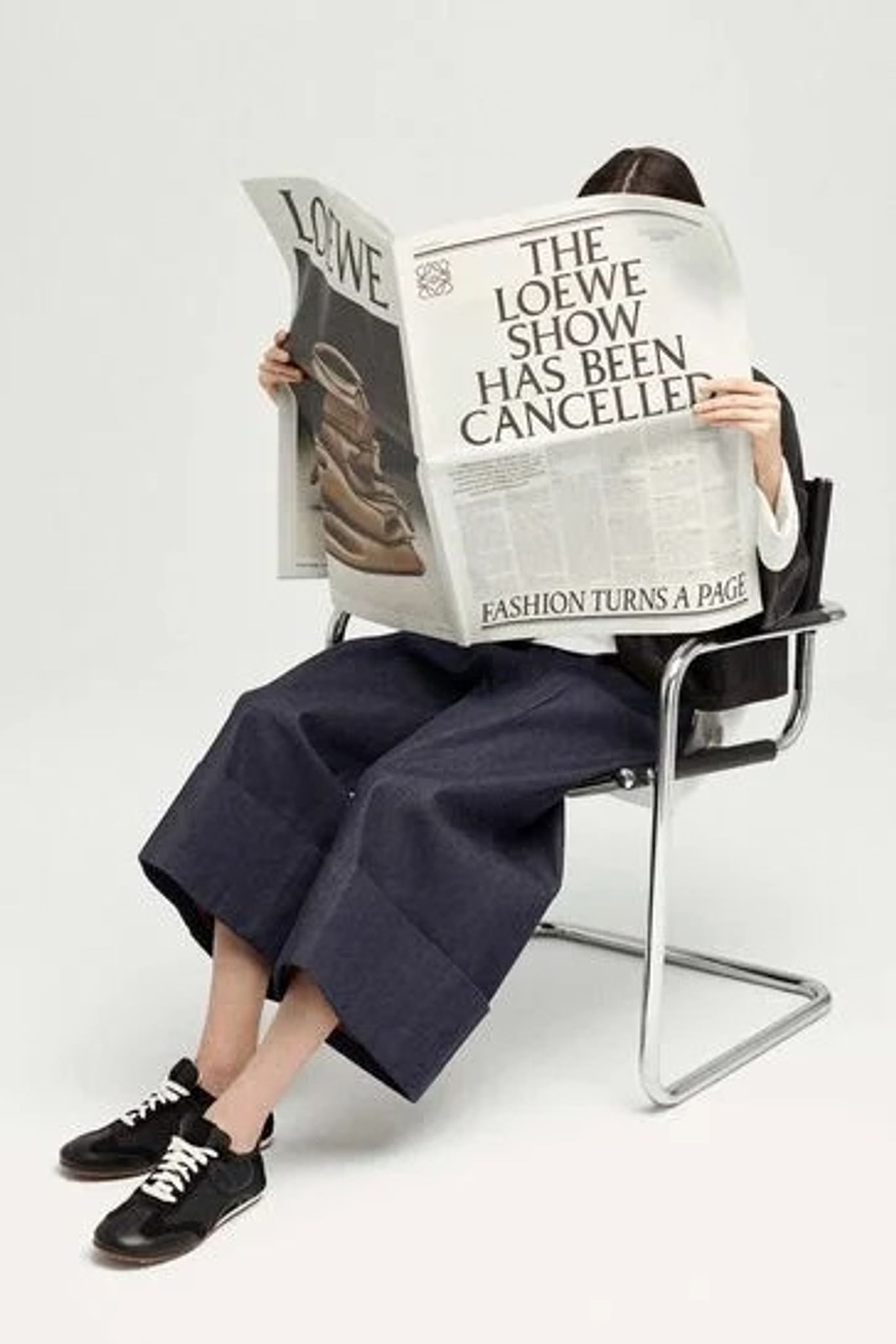 Loewe Presents Its Fall/Winter 2021 Collection with “A Show in The News”