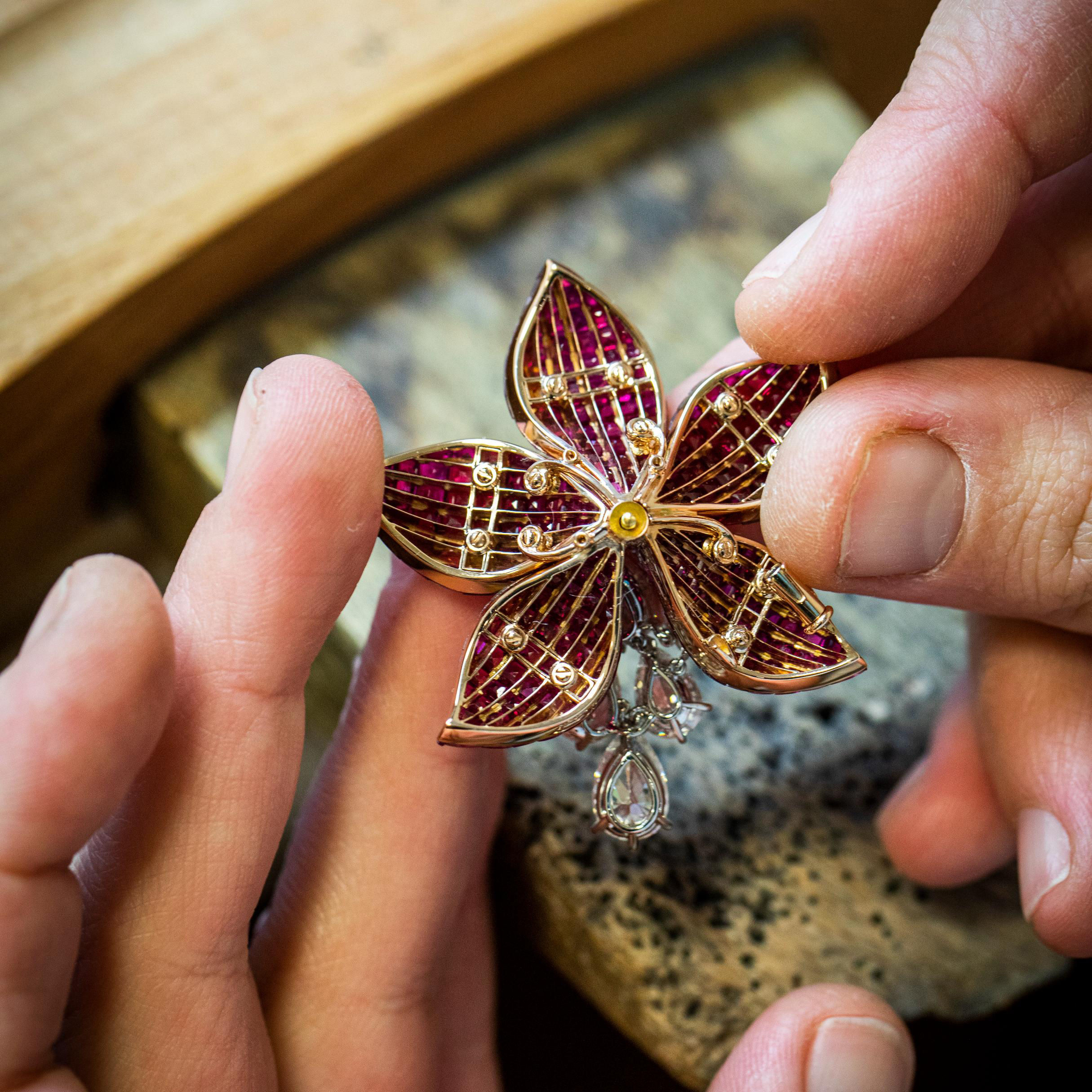 The Story Behind Van Cleef & Arpels' Serti Mystérieux, The Mystery Set