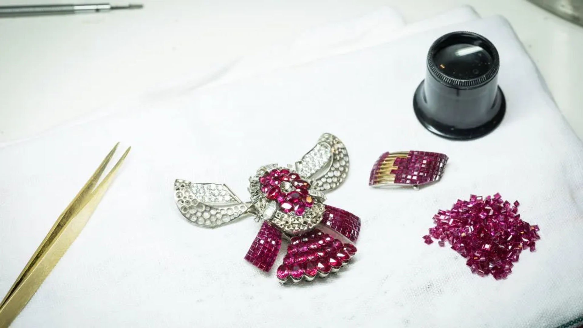 The Story Behind Van Cleef & Arpels' Serti Mystérieux, The Mystery Set