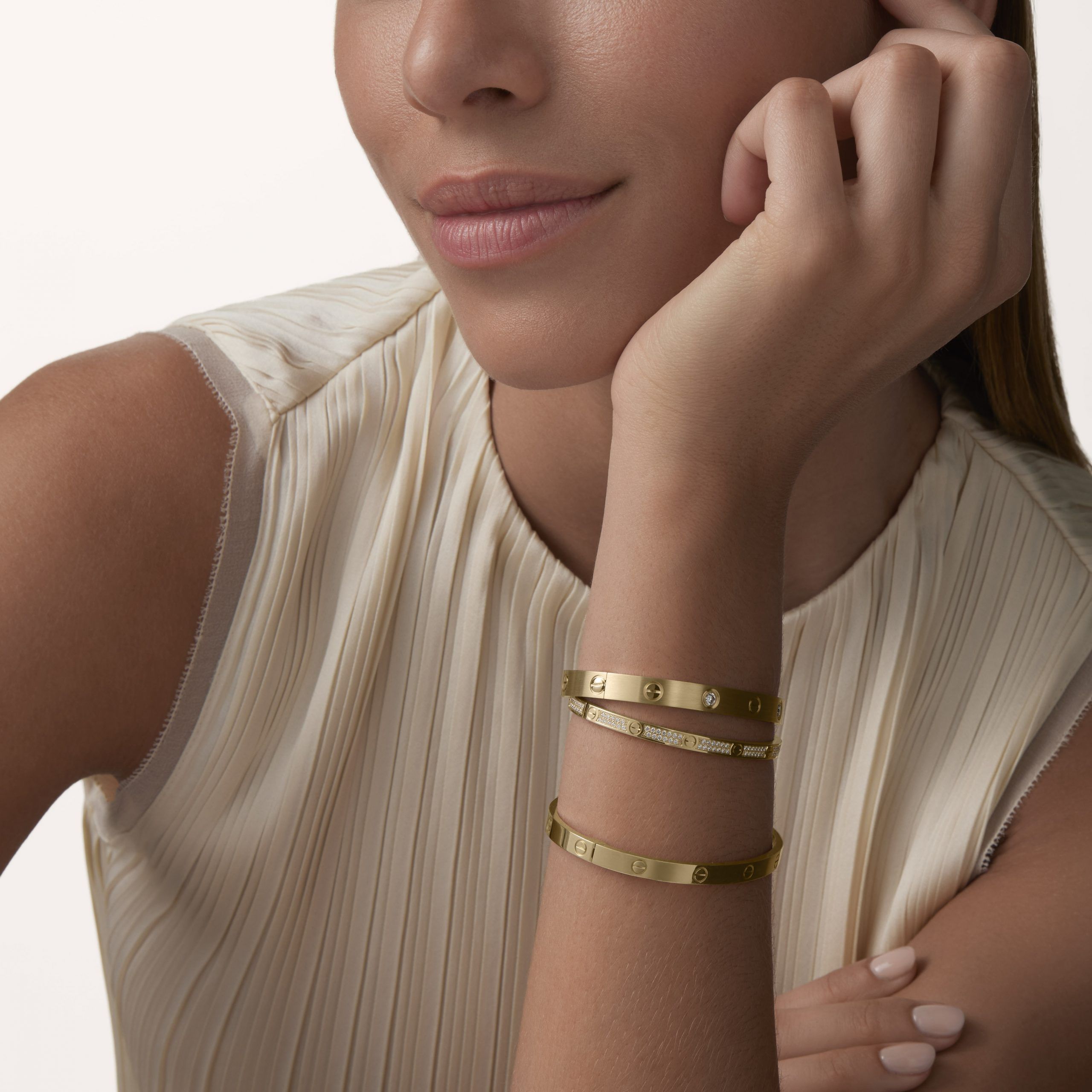 Cartier enhances the self-locking mechanism and introduces a medium version of the renowned Love ...