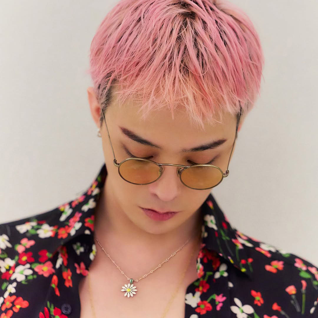G-Dragon presents the PEACEMINUSONE pendant by Jacob & Co.