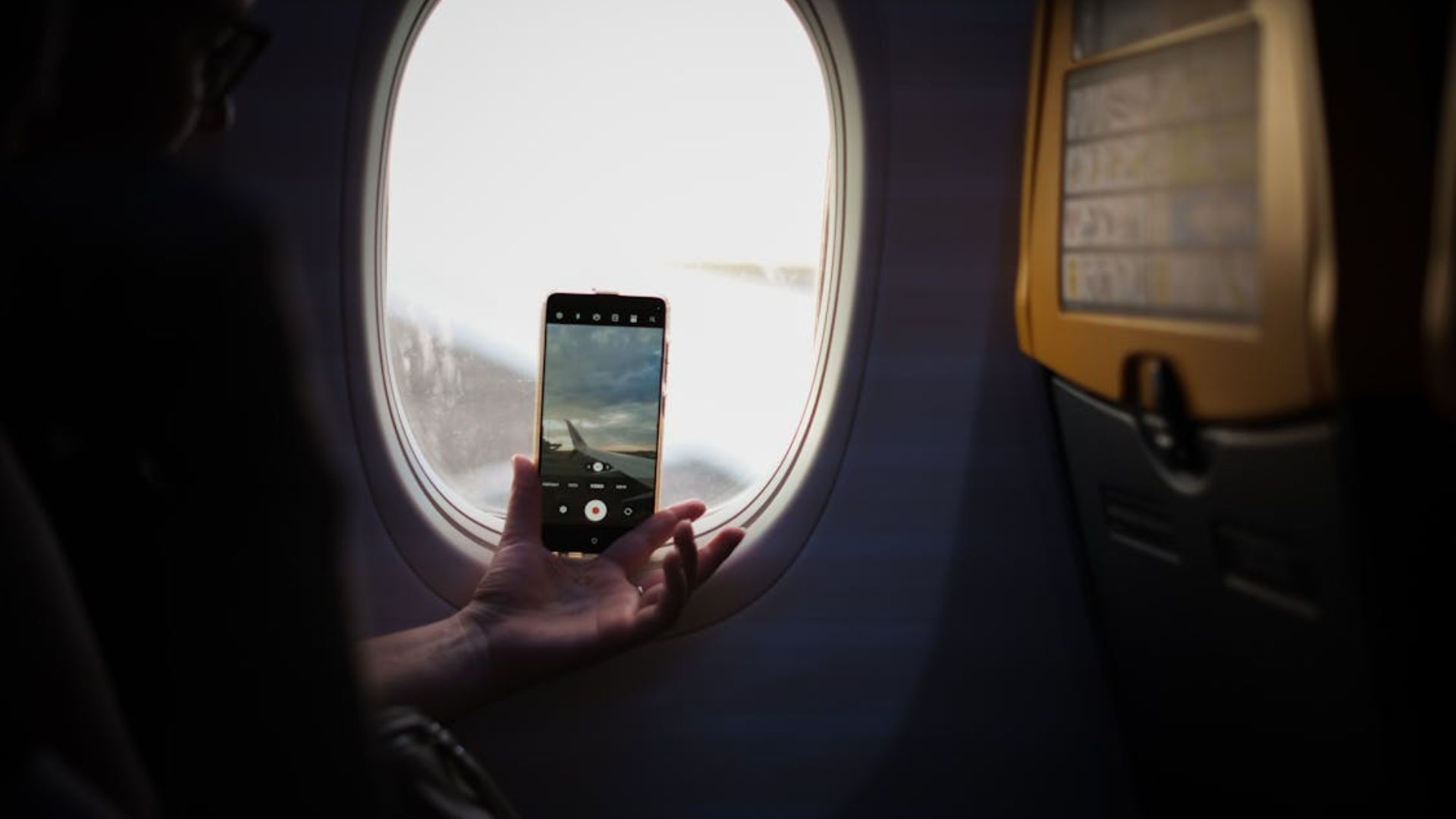 Why are the windows of aeroplanes oval? We have the answer