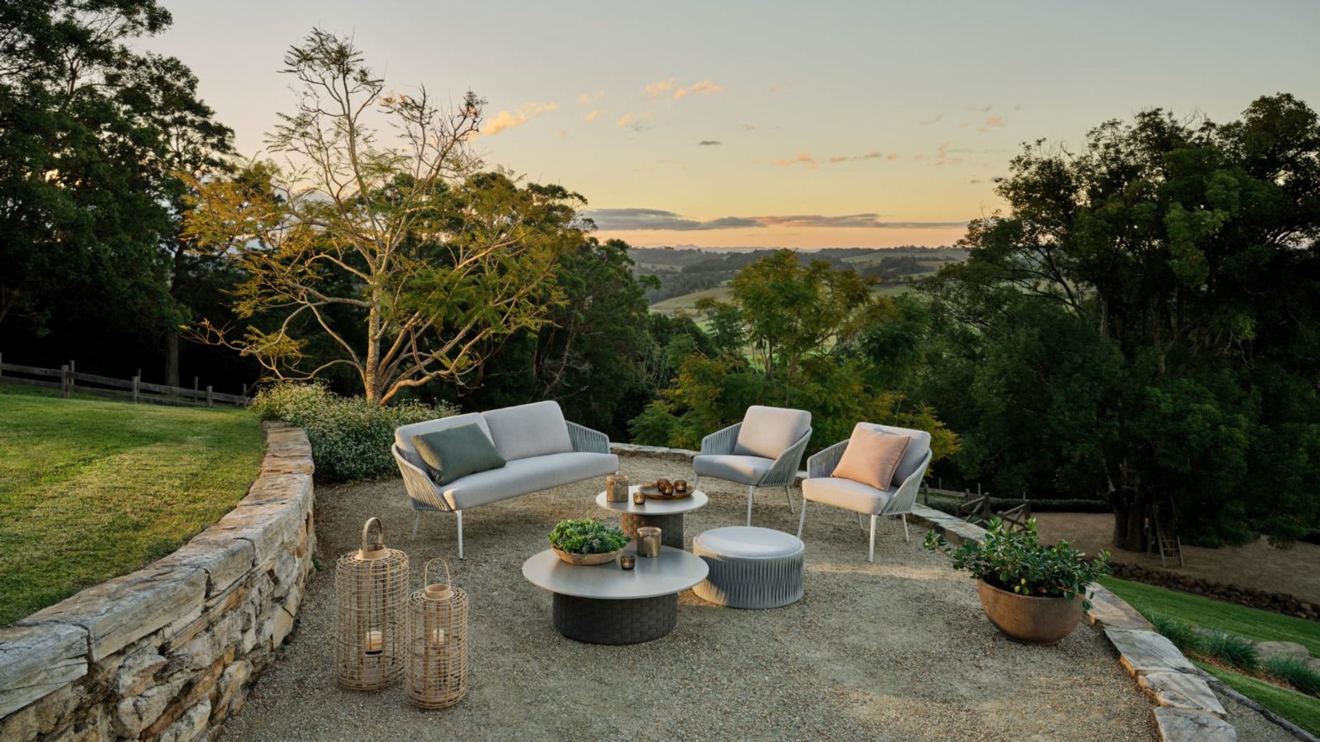 Enjoy a grand outdoor living with these luxurious King pieces