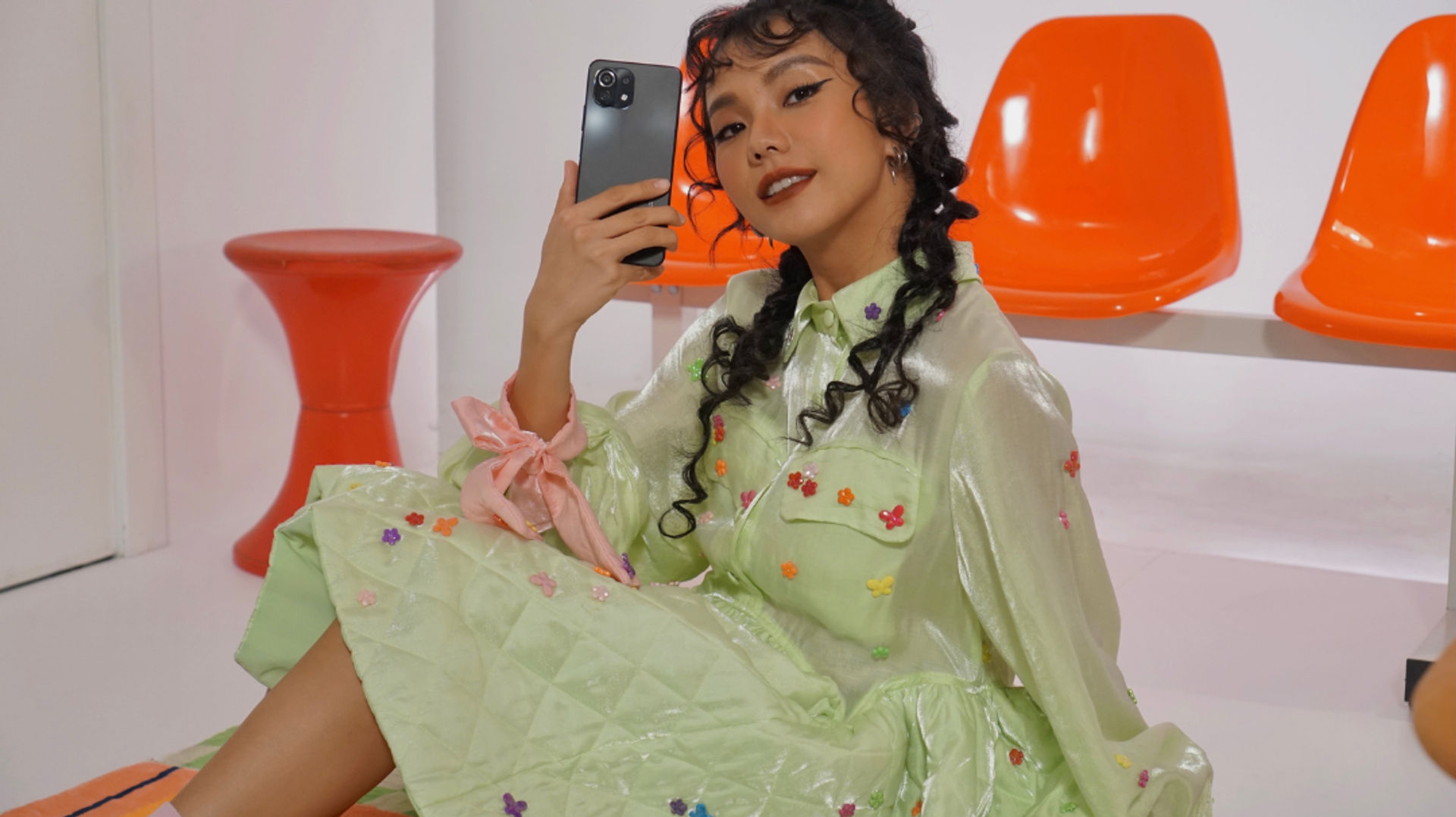 Kittie Yiyi: Owning her unique style with the colourful Xiaomi 11 Lite ...
