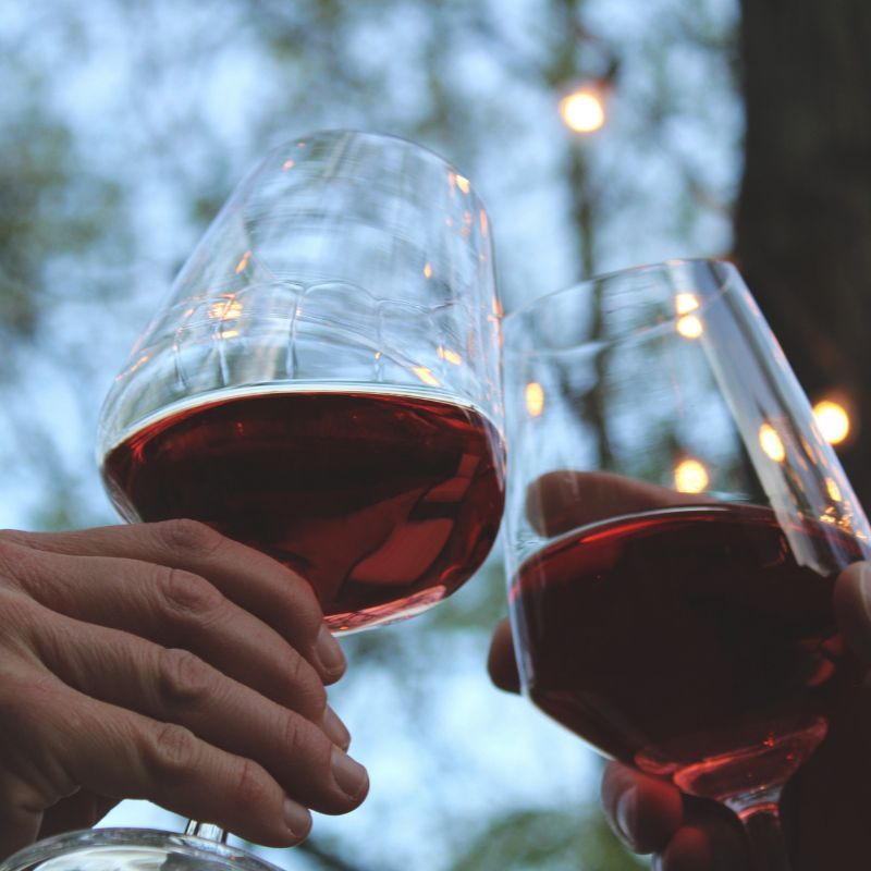 What are the health benefits of drinking red wine?
