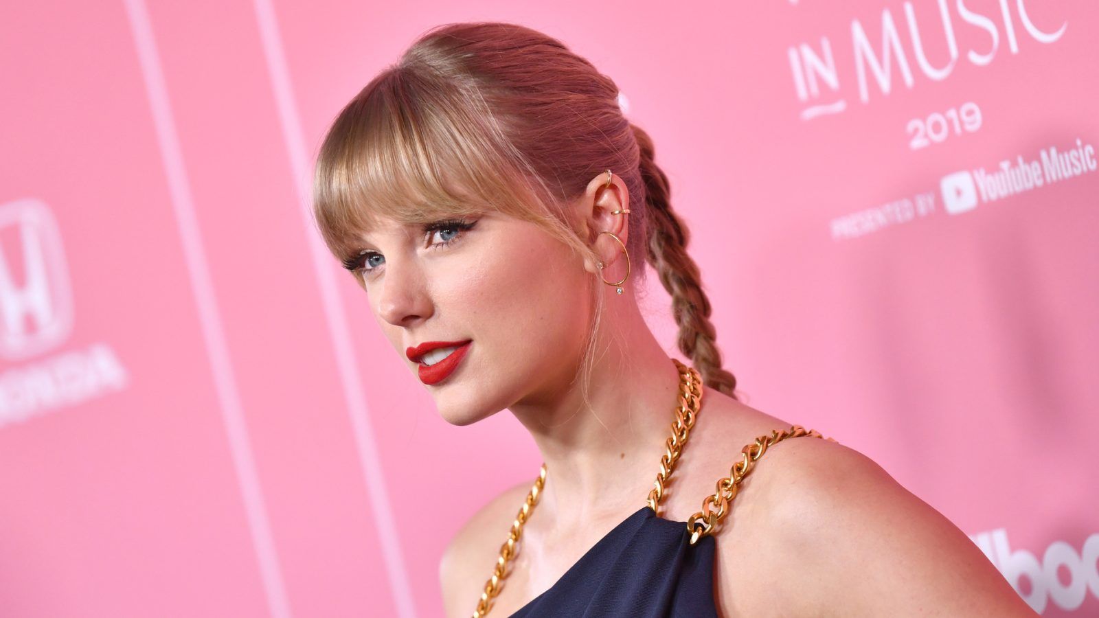 13 of the best Taylor Swift hairstyles: Long, short, natural, and more