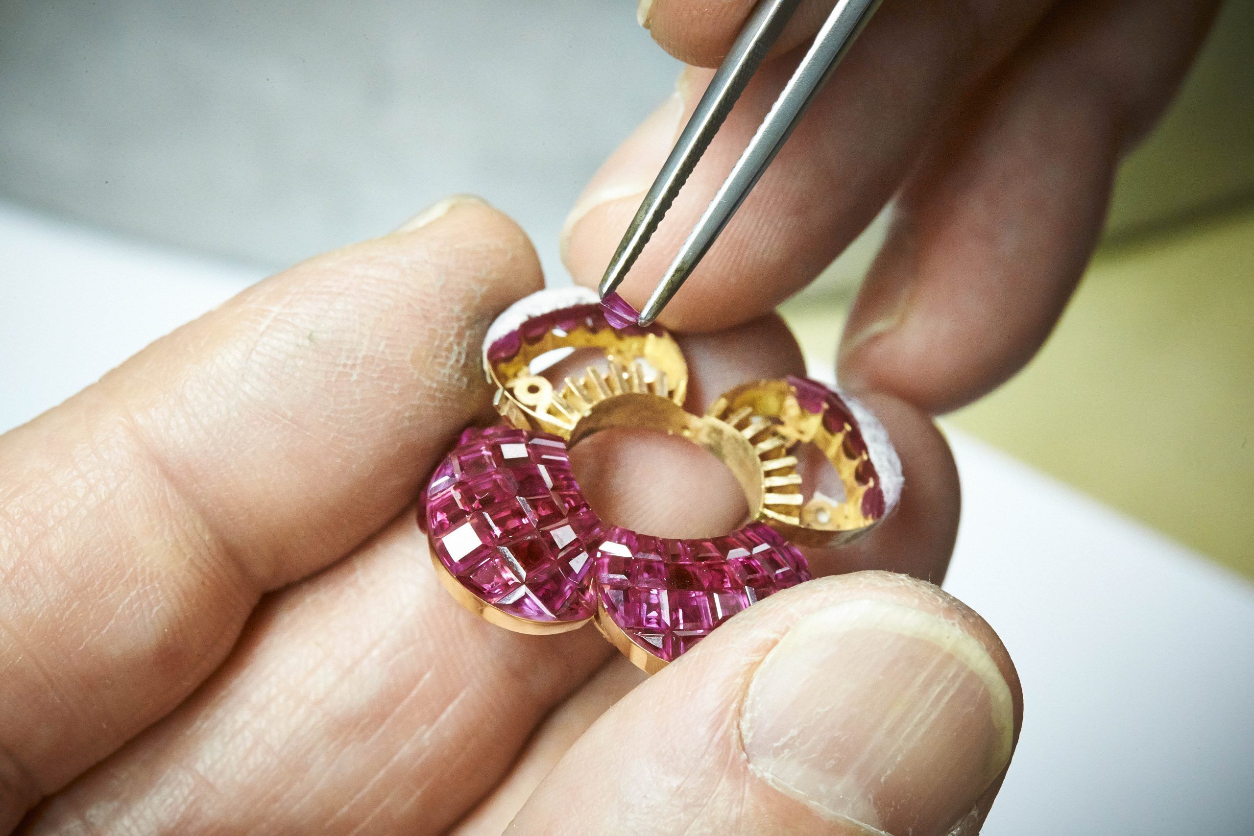 The story behind Van Cleef & Arpels' Serti Mystérieux, the Mystery set