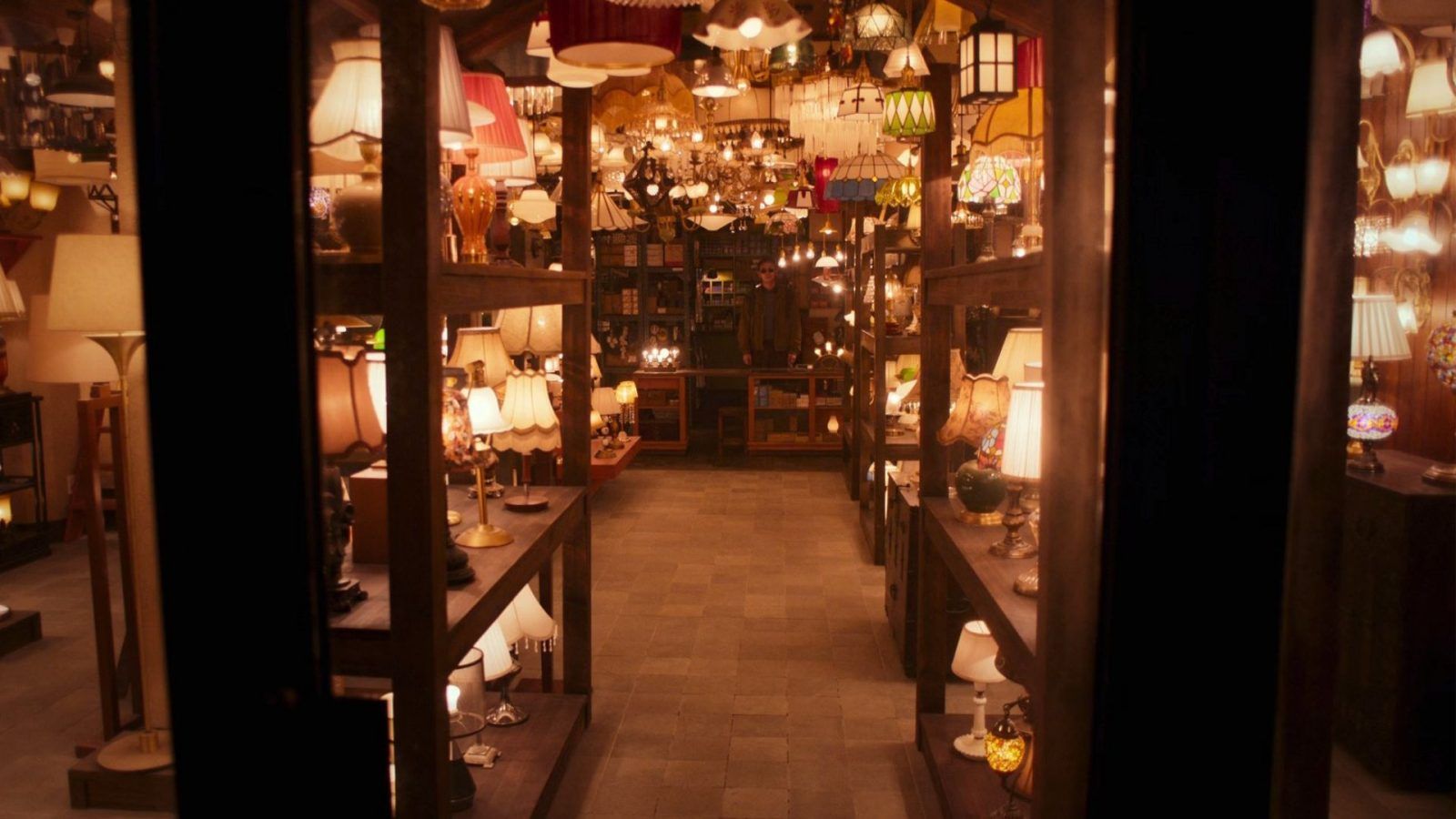 How are Kang Full's Light Shop and Moving connected?