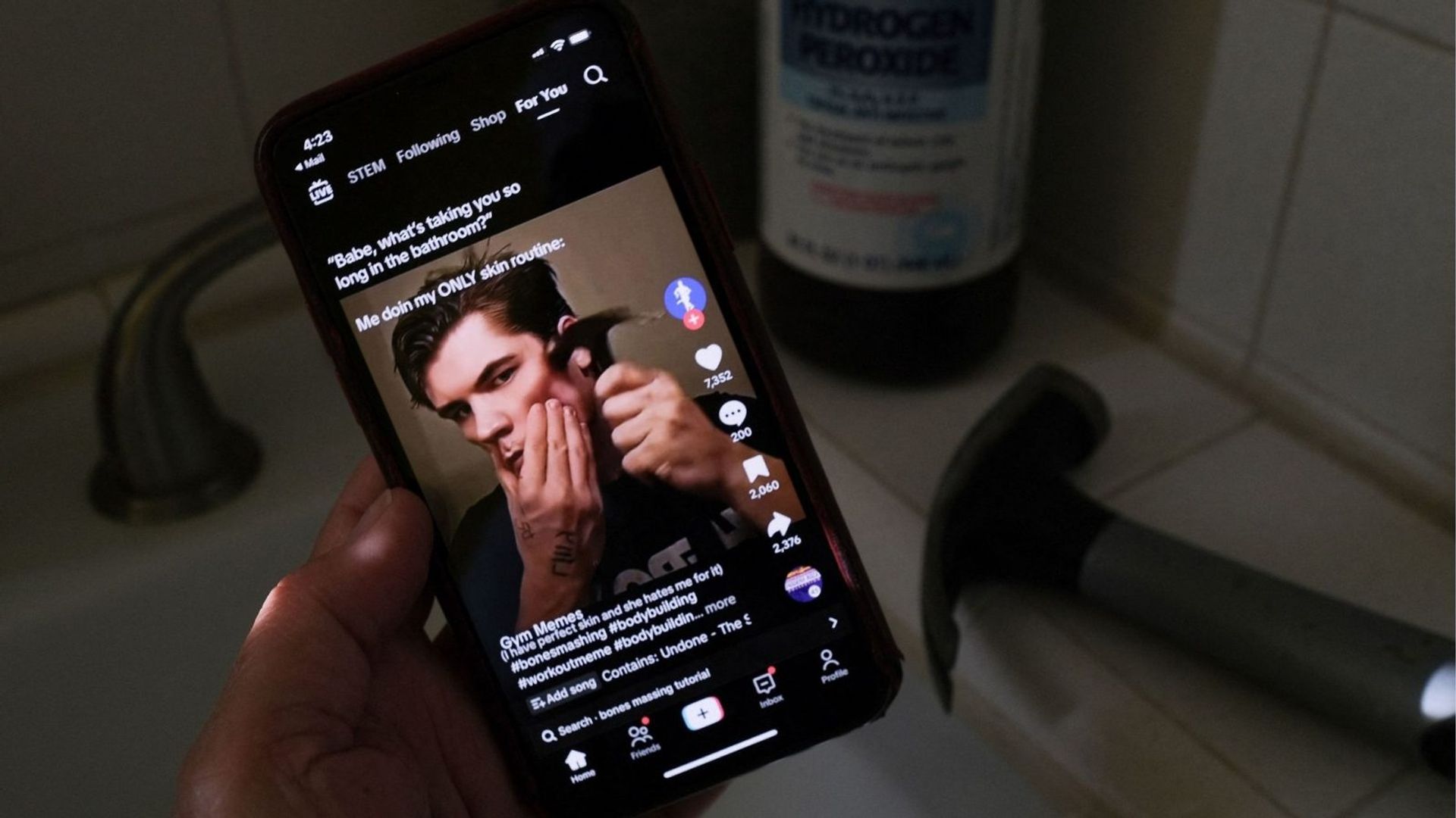 What is the 'looksmaxxing' trend and how does it relate to incel culture?