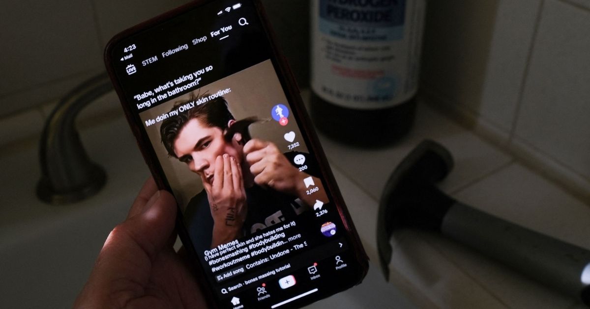 What is the 'looksmaxxing' trend and how does it relate to incel culture?