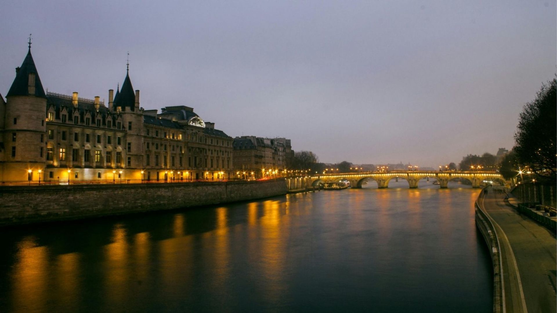 How Paris' Seine river provides cooling for the Louvre in summer