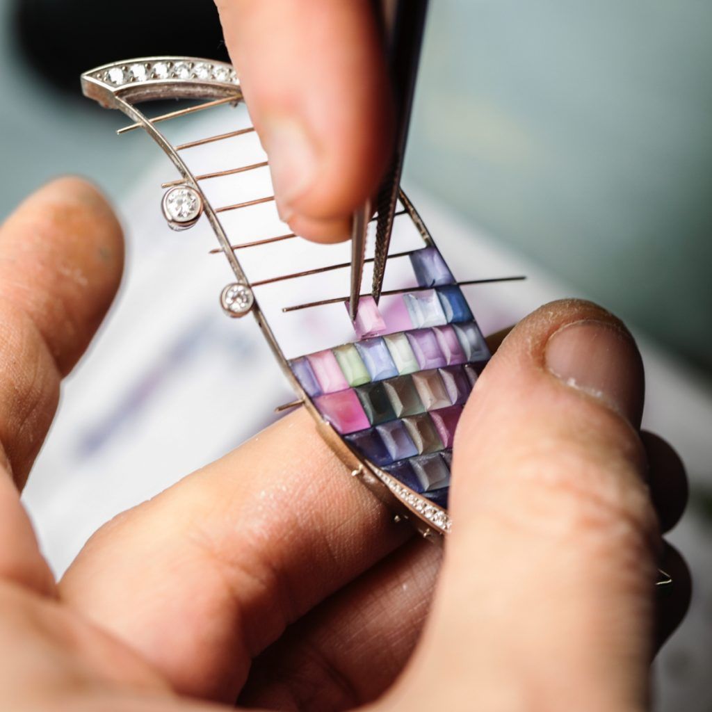 Unravelling the mystery set technique at Van Cleef & Arpels' high ...