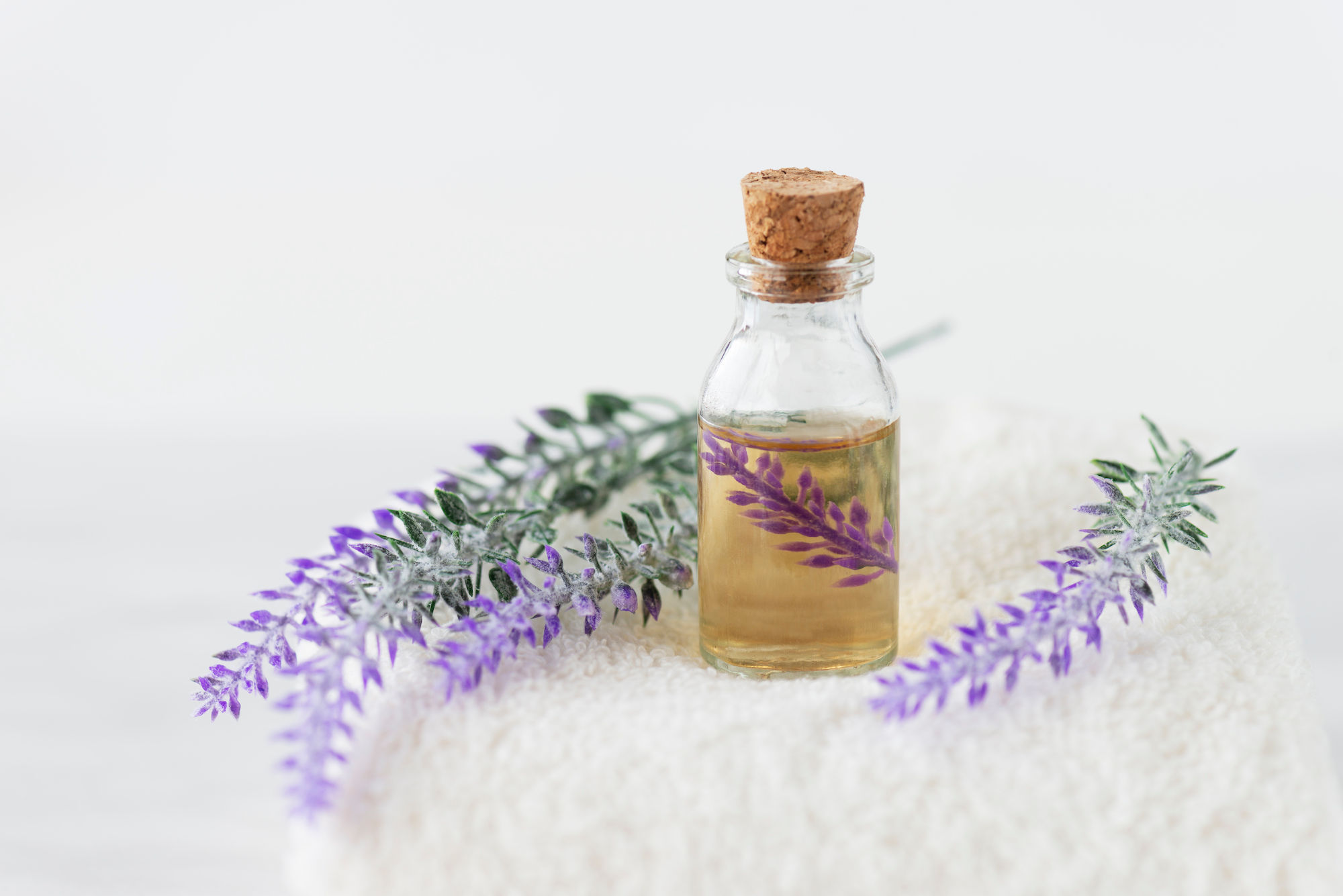 Best essential oils to calm anxiety and for a better sleep