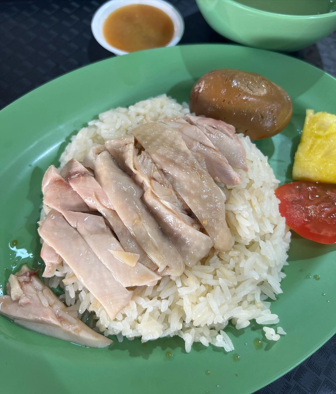 Where to find the best Hainanese chicken rice in Singapore