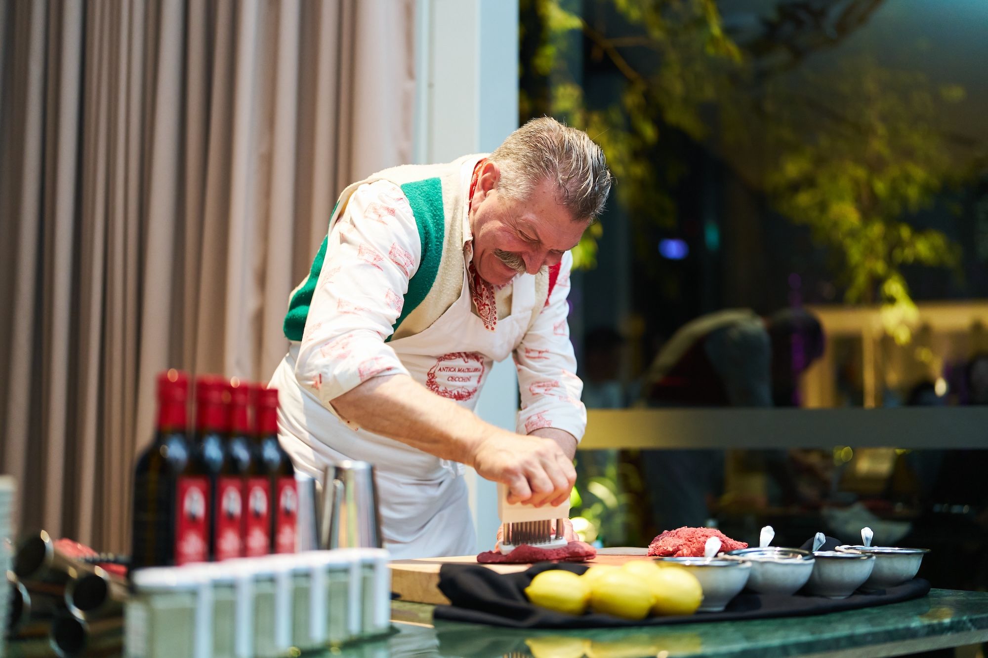 Enjoy burgers and champagnes by Dario Cecchini at Bottega di Carna