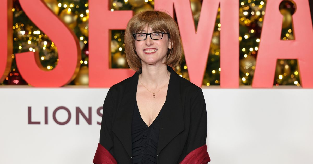 Who is thriller author Freida McFadden?