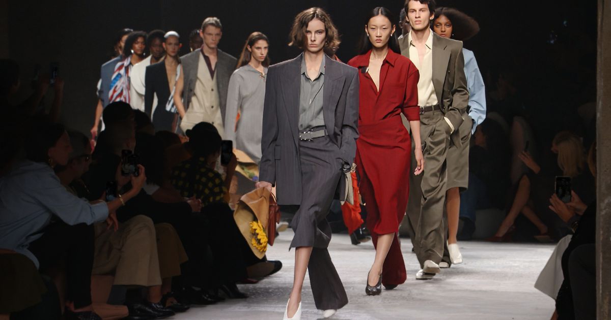 【FASHION TRENDS】Ferragamo 與芭蕾舞結合、Prada 挑戰當代數位，一起解析 SS25 春夏米蘭時裝週設計巧思 ...