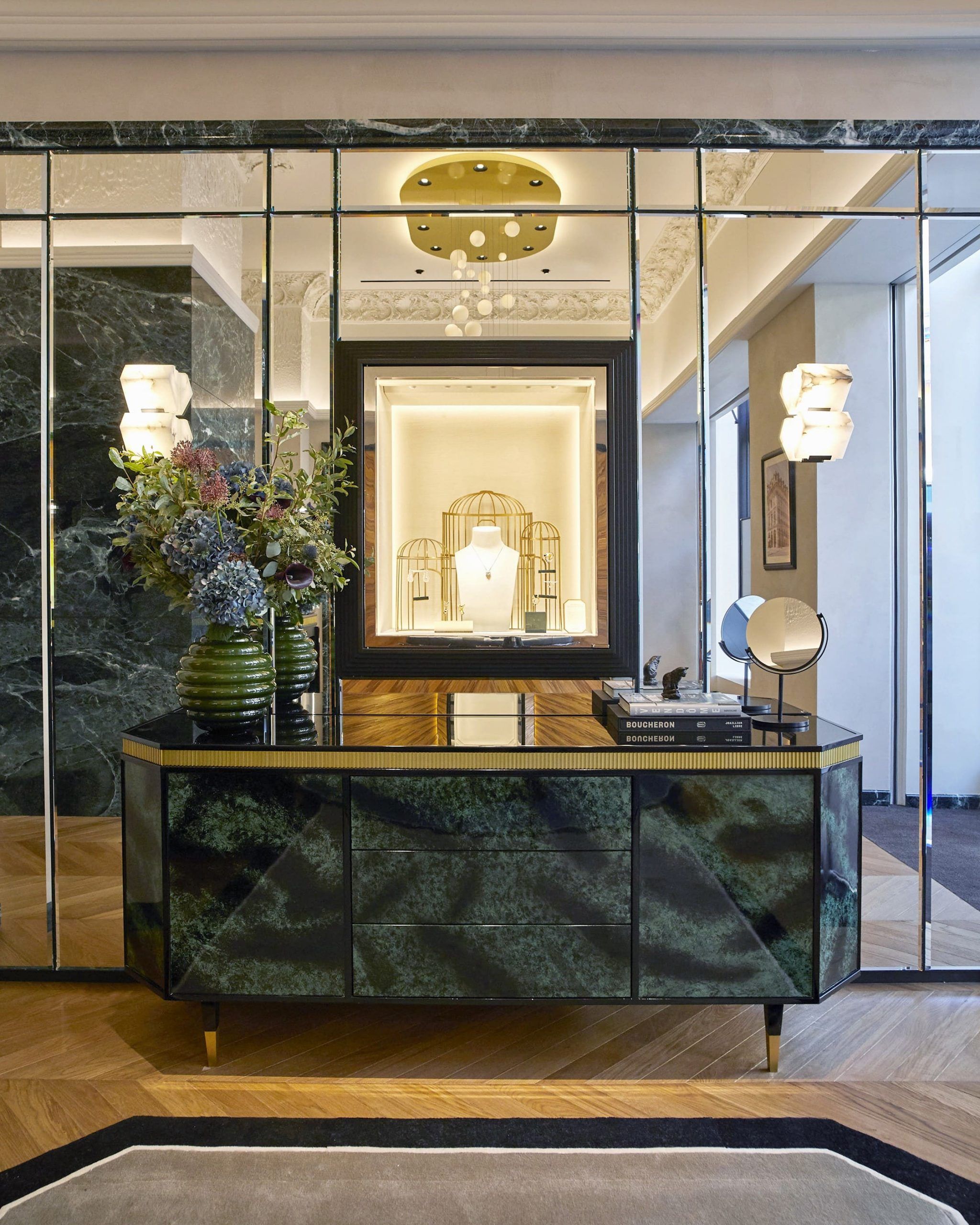 BOUCHERON寶詩龍正式開闖美國市場，為品牌歷史展開全新篇章！開幕當晚品牌大使 Mina、歌手 Leon Bridges 皆出席 ...