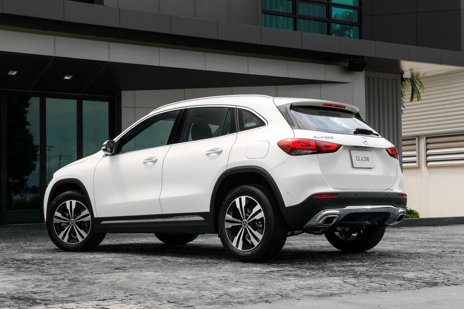 Mercedes-Benz GLA 200 Progressive: The Ultimate Companion for a ...