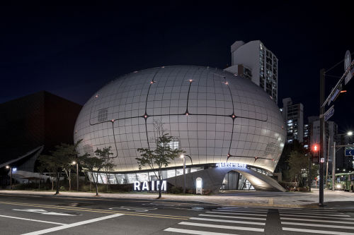 What Is Labubu and Why Is It Popular? Origins, Creator, and Celebrity