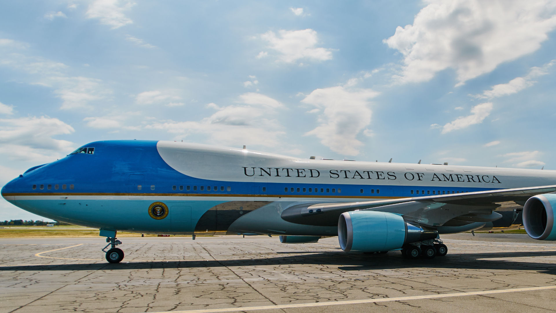 Comparing the Air Force One vs Qatar's 747-8 Jet