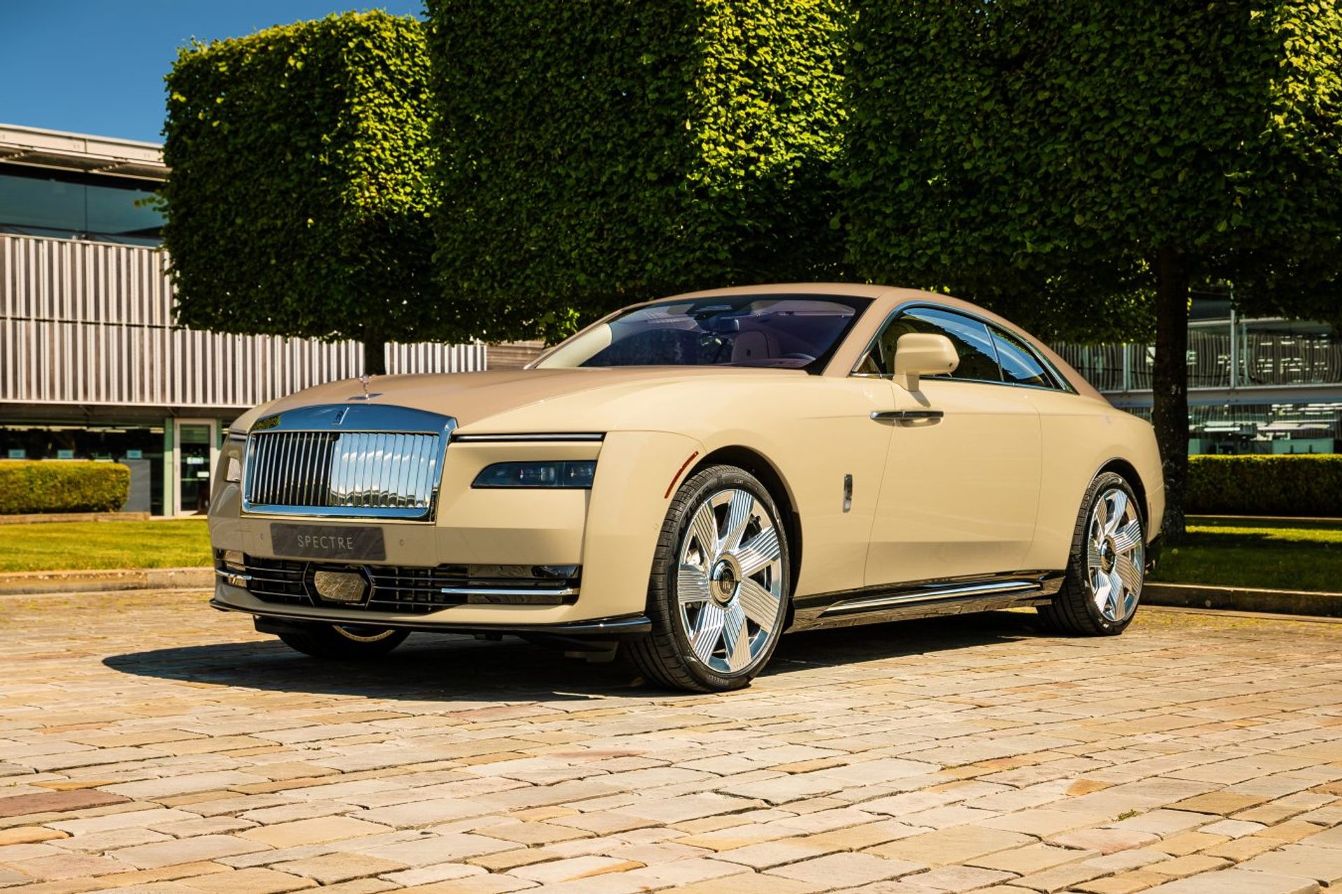 Spectre Bailey: A Rolls-Royce Tribute to Man’s Best Friend